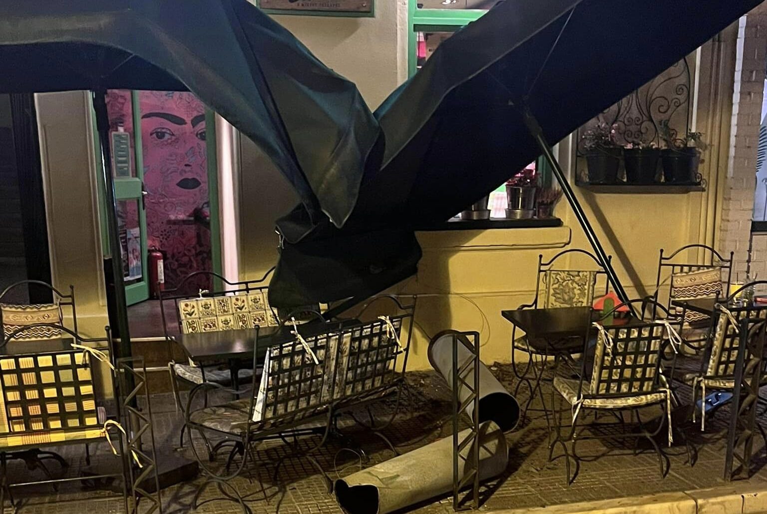 Θεσσαλονίκη-Εικόνες: Φουγάρο αποκολλήθηκε από ταράτσα και έπεσε σε ...