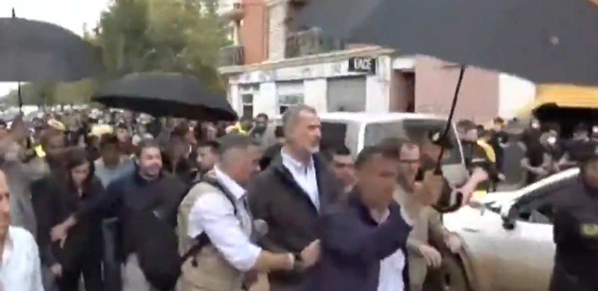 Βαλένθια: Οργισμένοι πλημμυροπαθείς πέταξαν λάσπη στον βασιλιά της ...