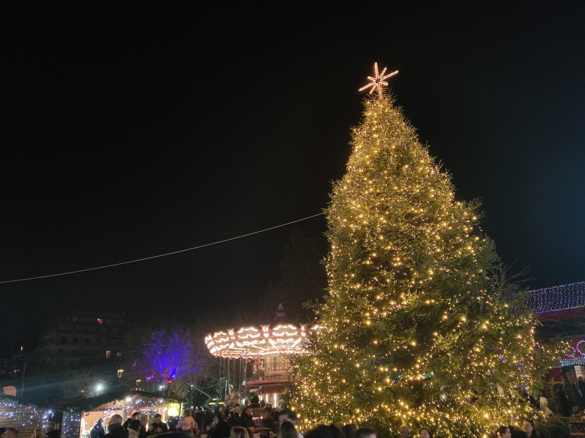 ΕΙΚΟΝΕΣ-ΒΙΝΤΕΟ: Άναψε το χριστουγεννιάτικο δέντρο στο άγαλμα Βενιζέλου ...