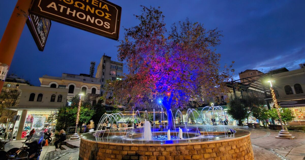 Χριστουγεννιάτικη ατμόσφαιρα στην πλατεία Άθωνος, δυο βήματα από τη ...