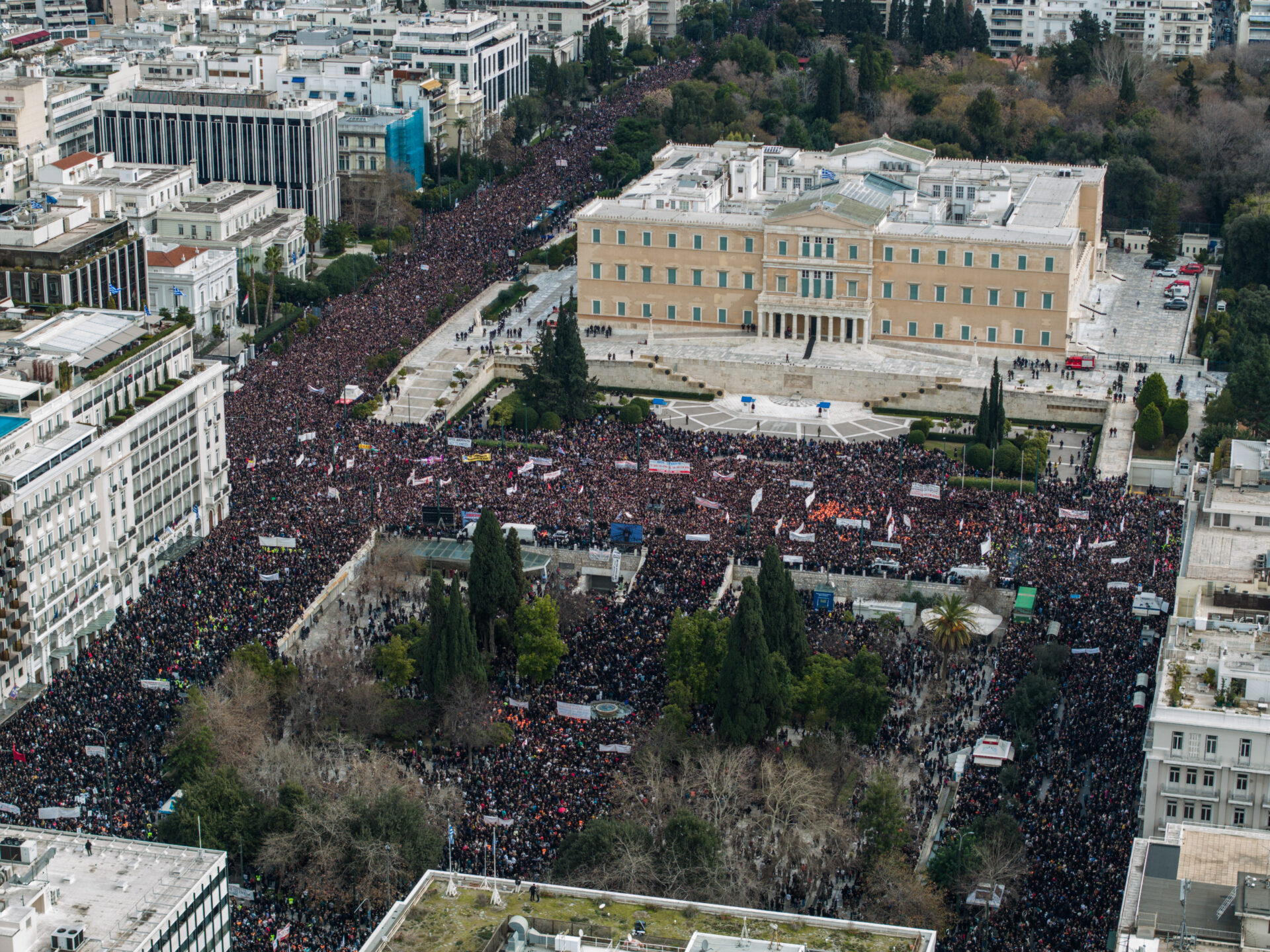 Τέμπη: Η εικόνα που —παρά την απαγόρευση των drone— κατέγραψε το ...