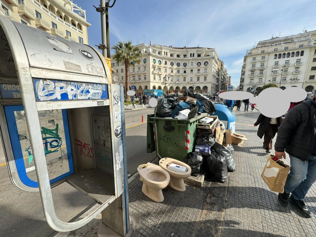 Οι κάδοι ξεχειλίζουν στην καρδιά της πόλης | Parallaxi Magazine