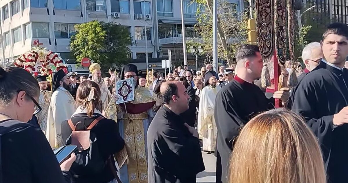 Θεσσαλονίκη: Με μεγαλοπρέπεια στο κέντρο η περιφορά του επιταφίου του ...