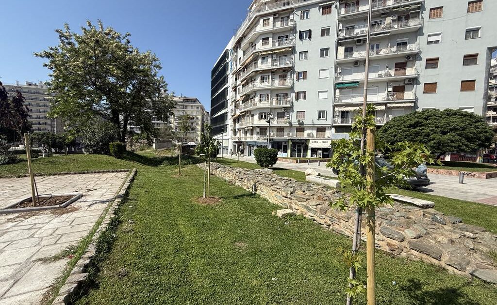 Η παραδειγματική δωρεά δεντροφύτευσης πλάι στο βυζαντινό τείχος ...