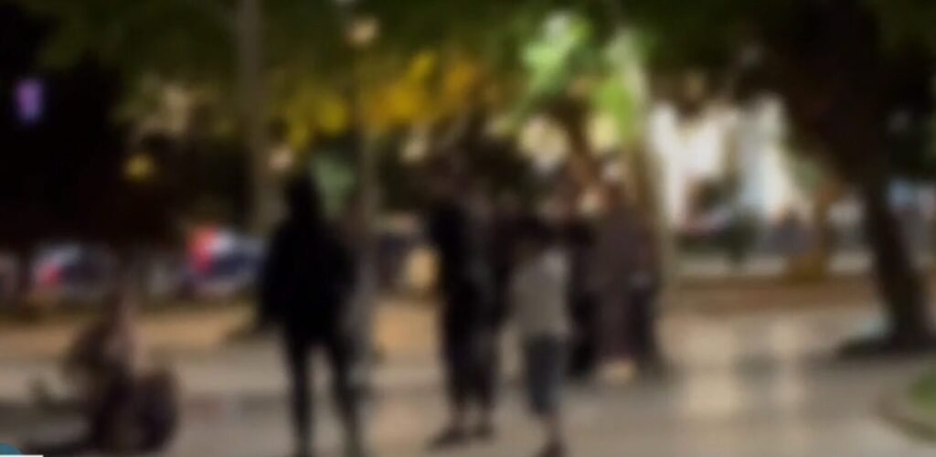 ΒΙΝΤΕΟ: Άγριο ξύλο μεταξύ ανήλικων κοριτσιών στο κέντρο της ...