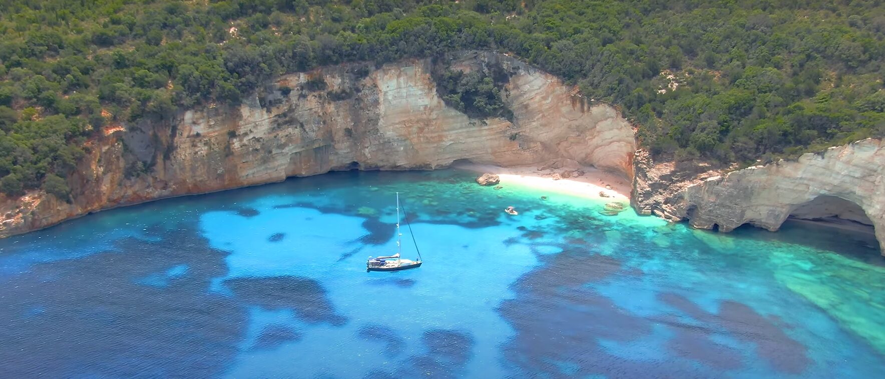 Αυτή είναι η «κρυμμένη» ελληνική παραλία ανάμεσα στις 10 καλύτερες του ...