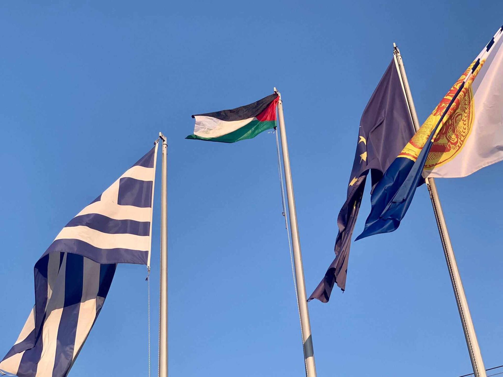 ΘΕΣΣΑΛΟΝΙΚΗ: Ανέβηκε σημαία της Παλαιστίνης στο δημαρχείο | Parallaxi ...