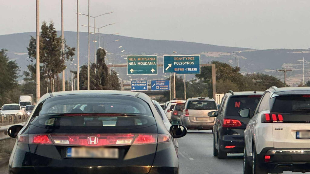Καραμπόλα με 4 ΙΧ στην Ε.Ο Θεσσαλονίκης – Μουδανιών | Parallaxi Magazine