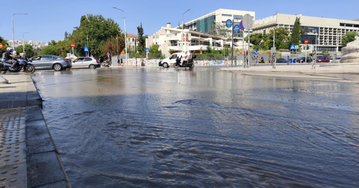 ΕΙΚΟΝΕΣ: Πλημμύρισαν κεντρικοί δρόμοι της Θεσσαλονίκης λόγω διαρροής ...