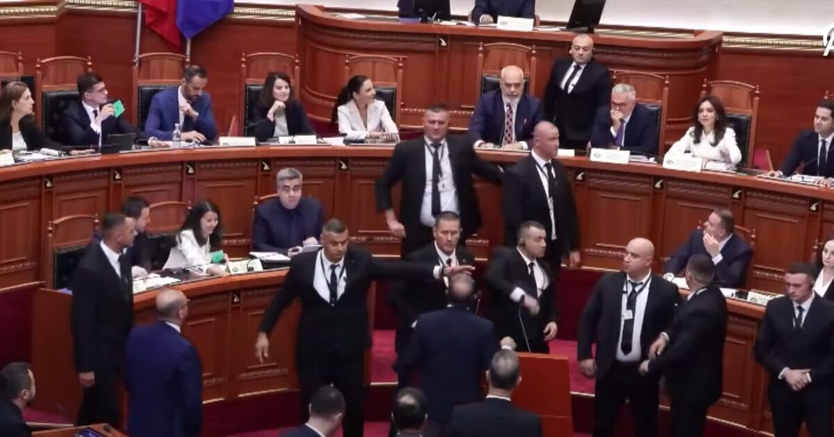 Ένταση στο αλβανικό Κοινοβούλιο εξαιτίας της νέας… υπουργού-ρομπότ ...