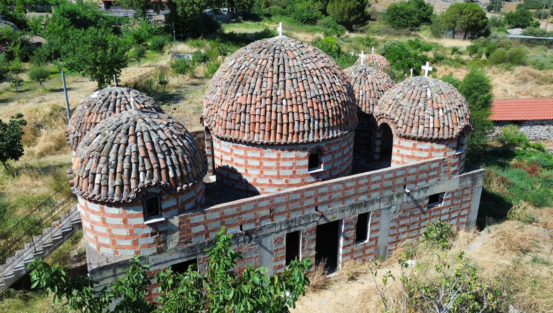 Η πανέμορφη Μονή Λειμώνος στη Λέσβο εντυπωσιάζει με την όψη και τις ...