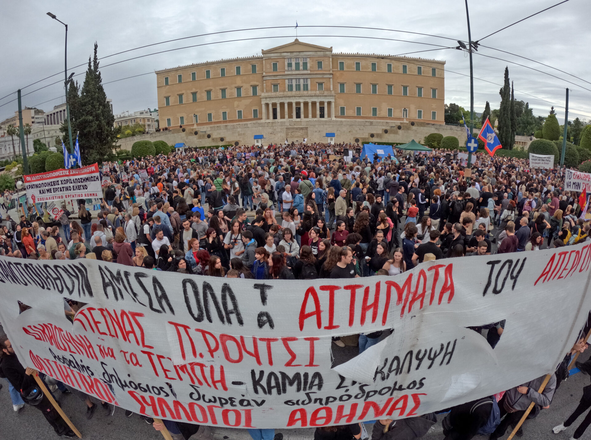 ΕΙΚΟΝΕΣ: Μεγάλη συγκέντρωση στο Σύνταγμα για τον απεργό πείνας Πάνο ...