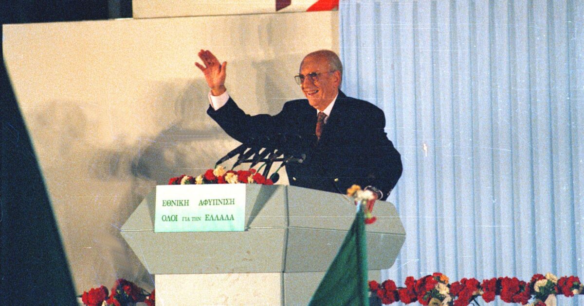 51 χρόνια ΠΑΣΟΚ: Από το «Κινγκ Πάλας» στην εξουσία | Parallaxi Magazine