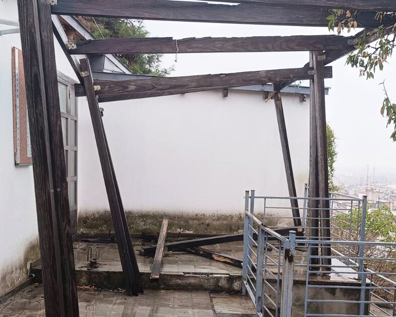 Θεσσαλονίκη: Βανδάλισαν τα γραφεία της ΕΔΟΜΑΚ στις Συκιές | Parallaxi ...