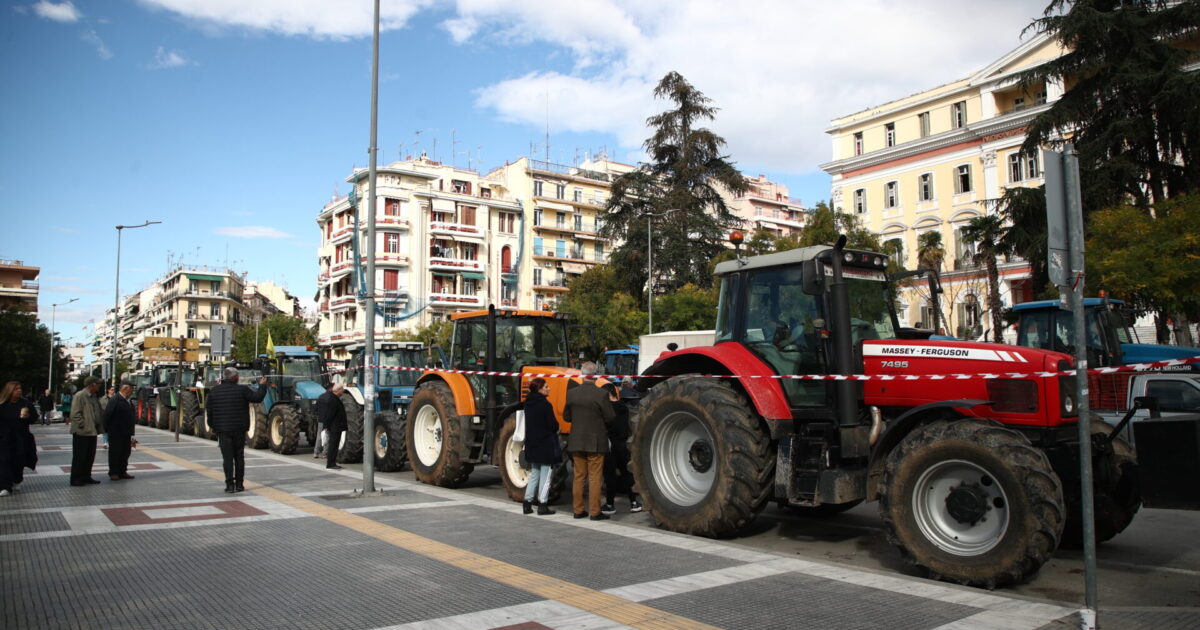Εικόνες – Βίντεο: Θεσσαλονίκη: Έξω από το ΥΜΑΘ τα τρακτέρ | Parallaxi ...