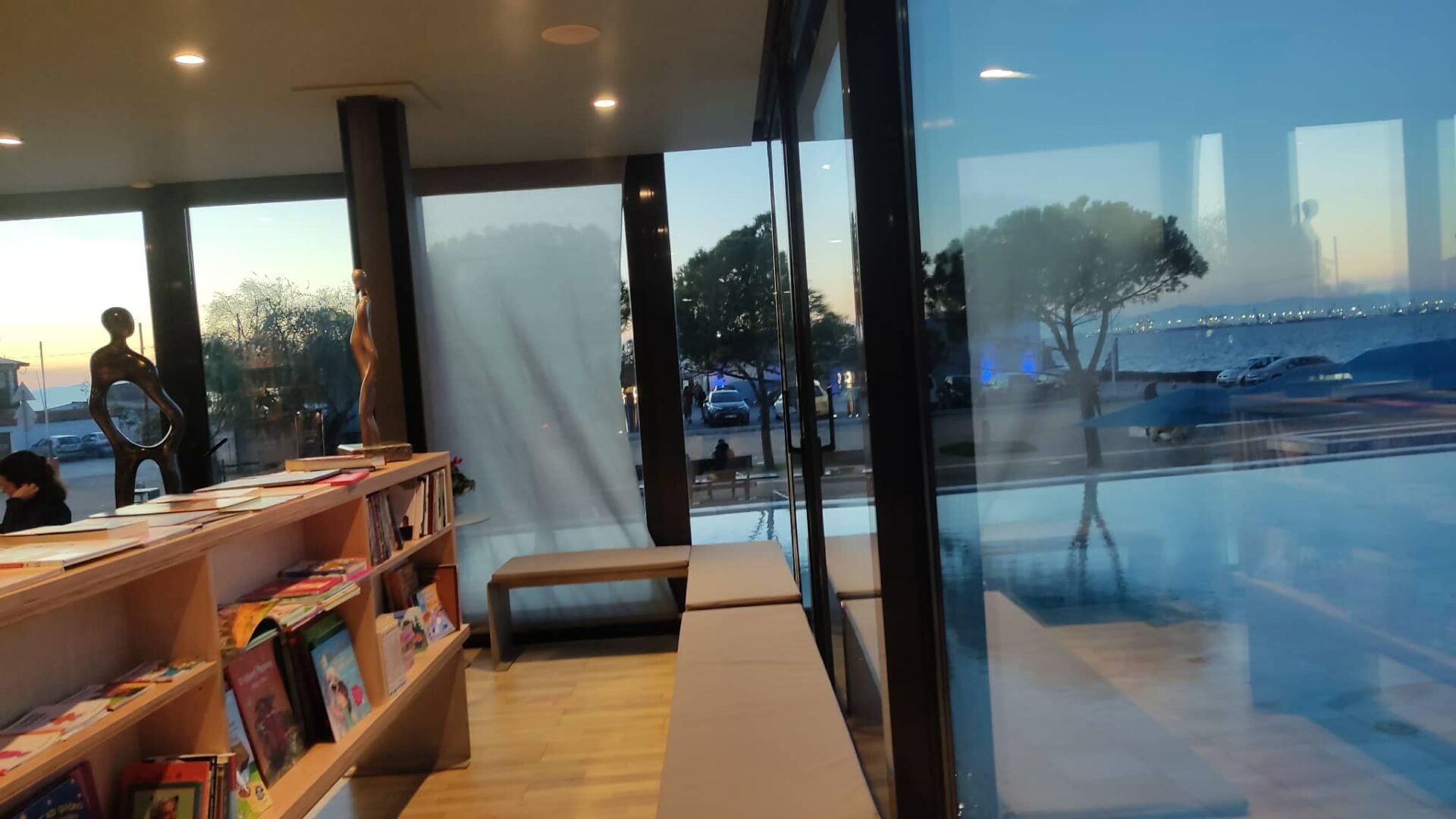 Νέα Γυάλινη Δημοτική Βιβλιοθήκη Θεσσαλονίκης: Πώς την υποδέχθηκε ο ...