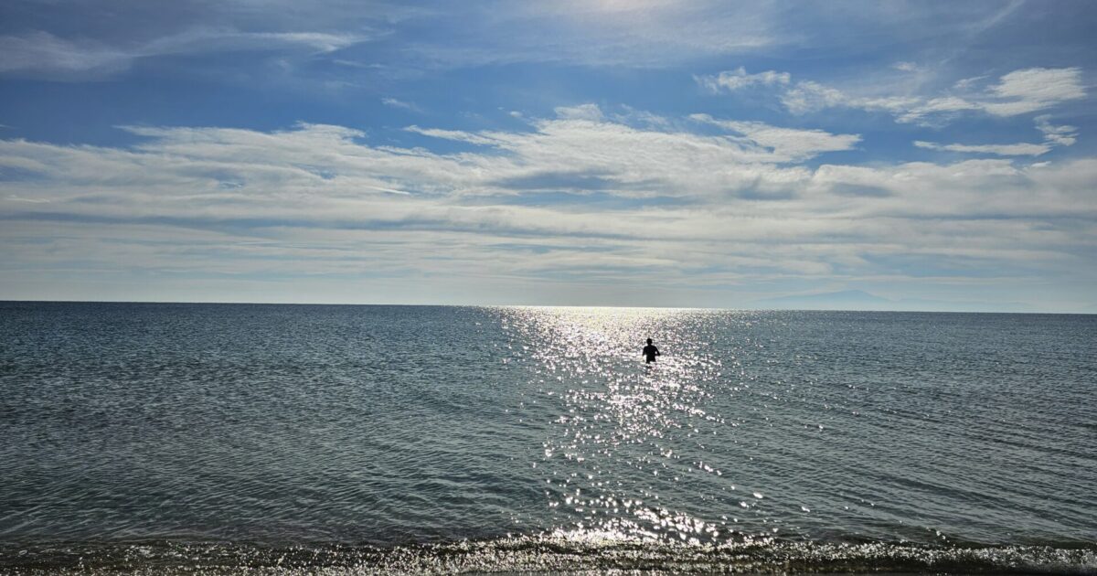 Στην κρύα θάλασσα των Θεοφανίων | Parallaxi Magazine