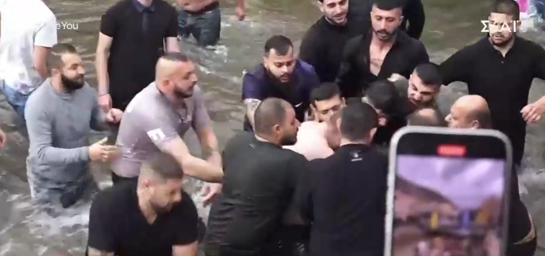 ΒΙΝΤΕΟ: Πιάστηκαν στα χέρια για τον Τίμιο Σταυρό στη Φλώρινα ...