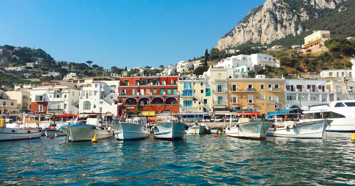 Το νησί που βάζει τέλος στους «κράχτες» | Parallaxi Magazine